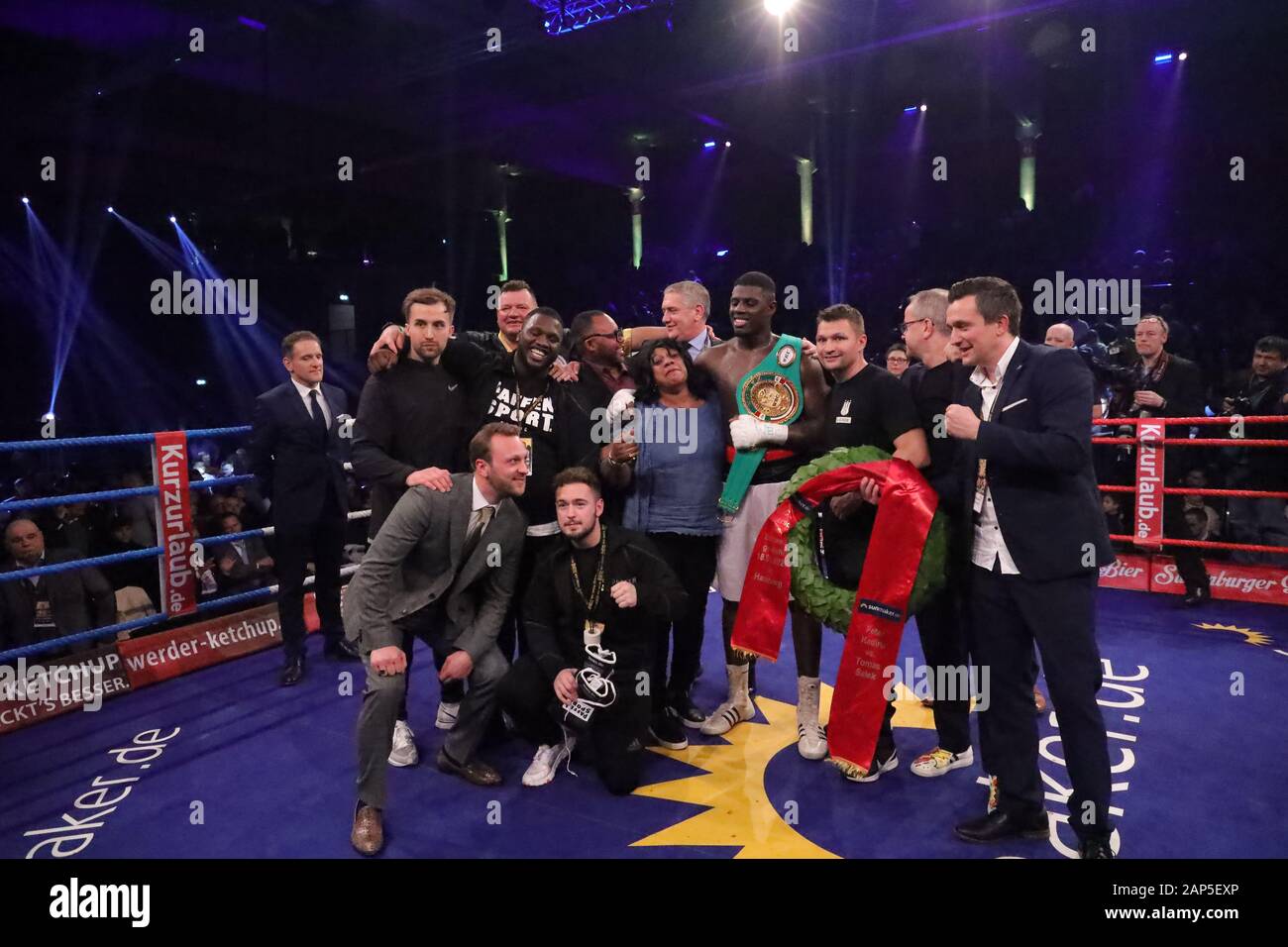 Boxkampf Peter Kadiru gegen Tomas Salek WBC Youth Championship in der ...