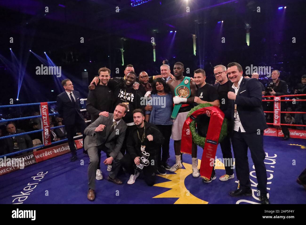 Boxkampf Peter Kadiru gegen Tomas Salek WBC Youth Championship in der ...