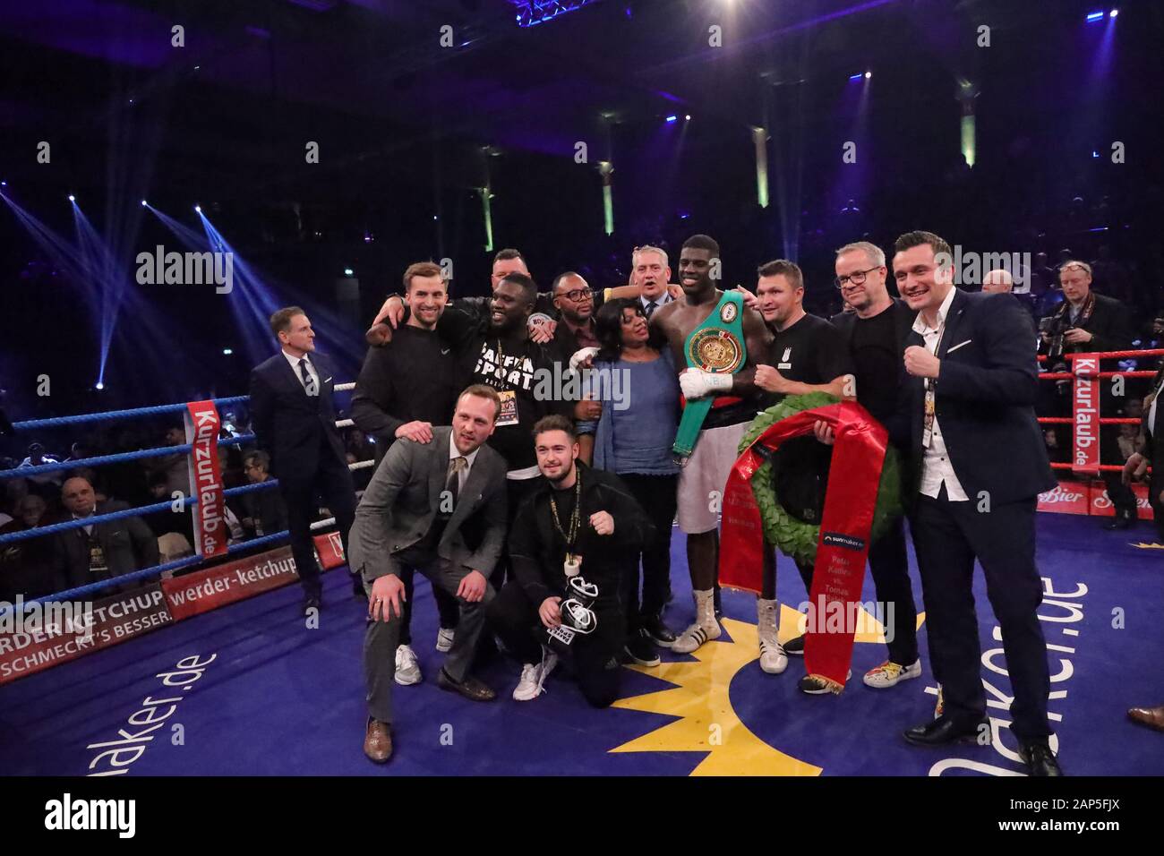 Boxkampf Peter Kadiru gegen Tomas Salek WBC Youth Championship in der ...