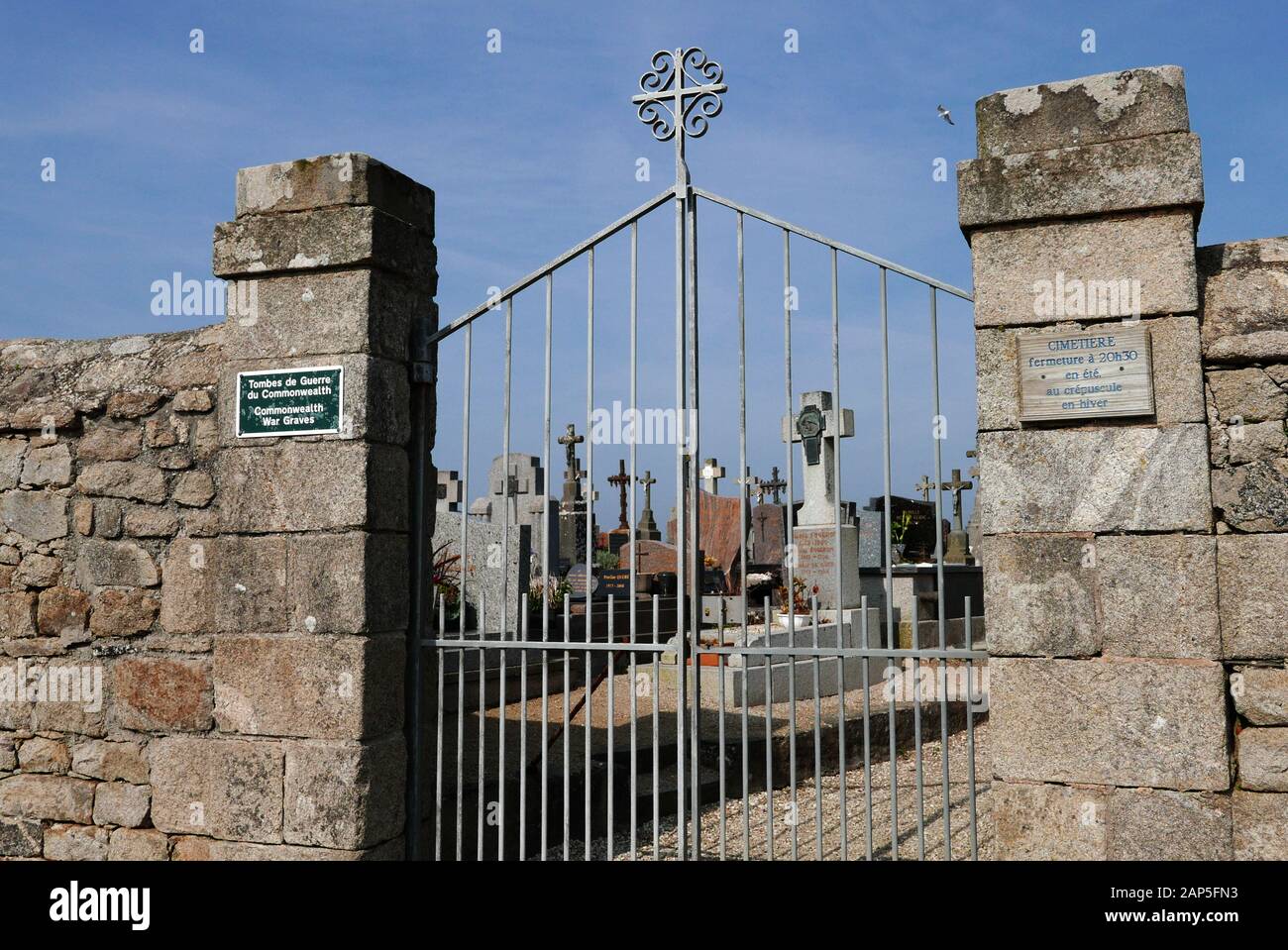 Roscoff cemetery hi-res stock photography and images - Alamy