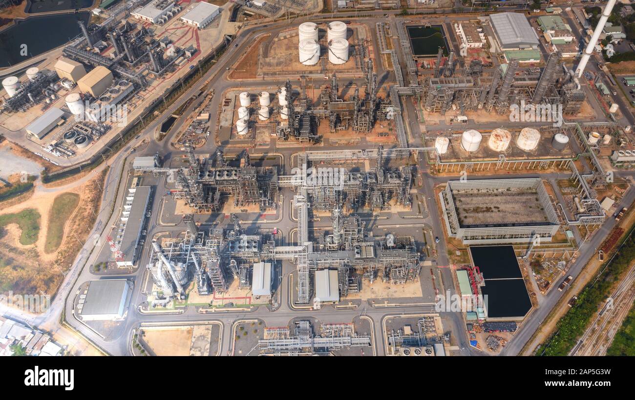 Saudi oil refinery night hi-res stock photography and images - Alamy