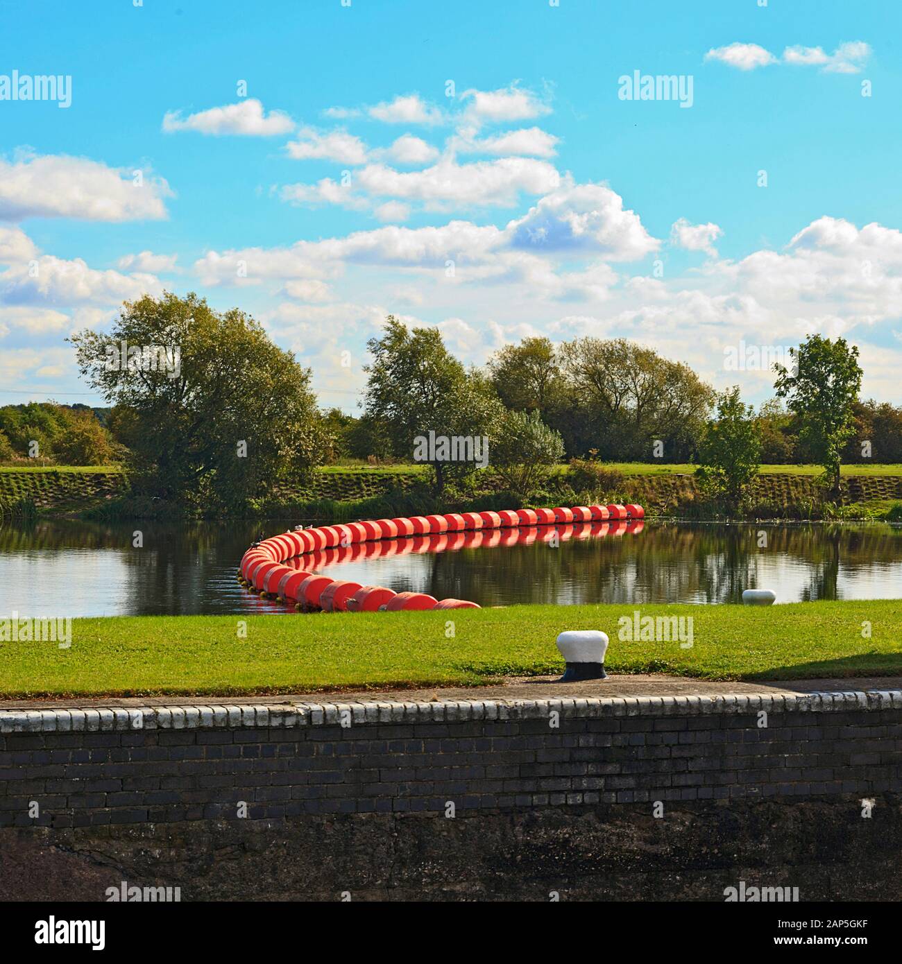 River trent weir hi-res stock photography and images - Alamy