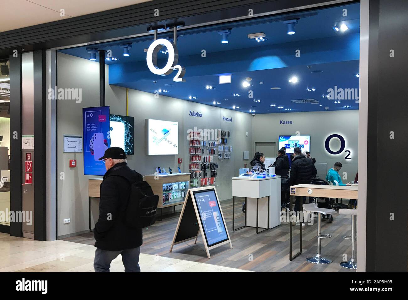 Mobile data volume hi-res stock photography and images - Alamy