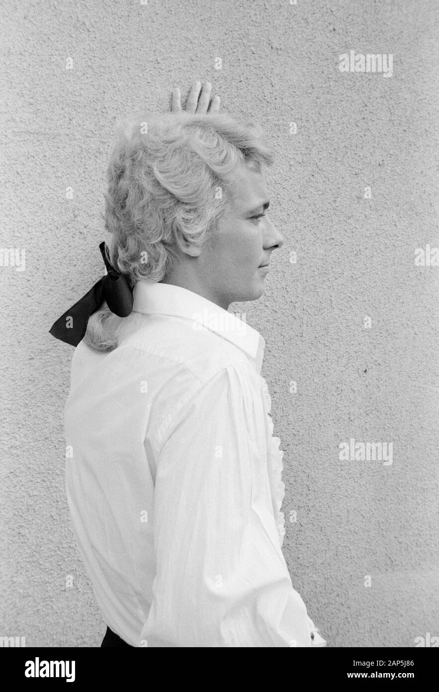 Robert Hoffmann, österreichischer Schauspieler, bei einer Kostümprobe ...