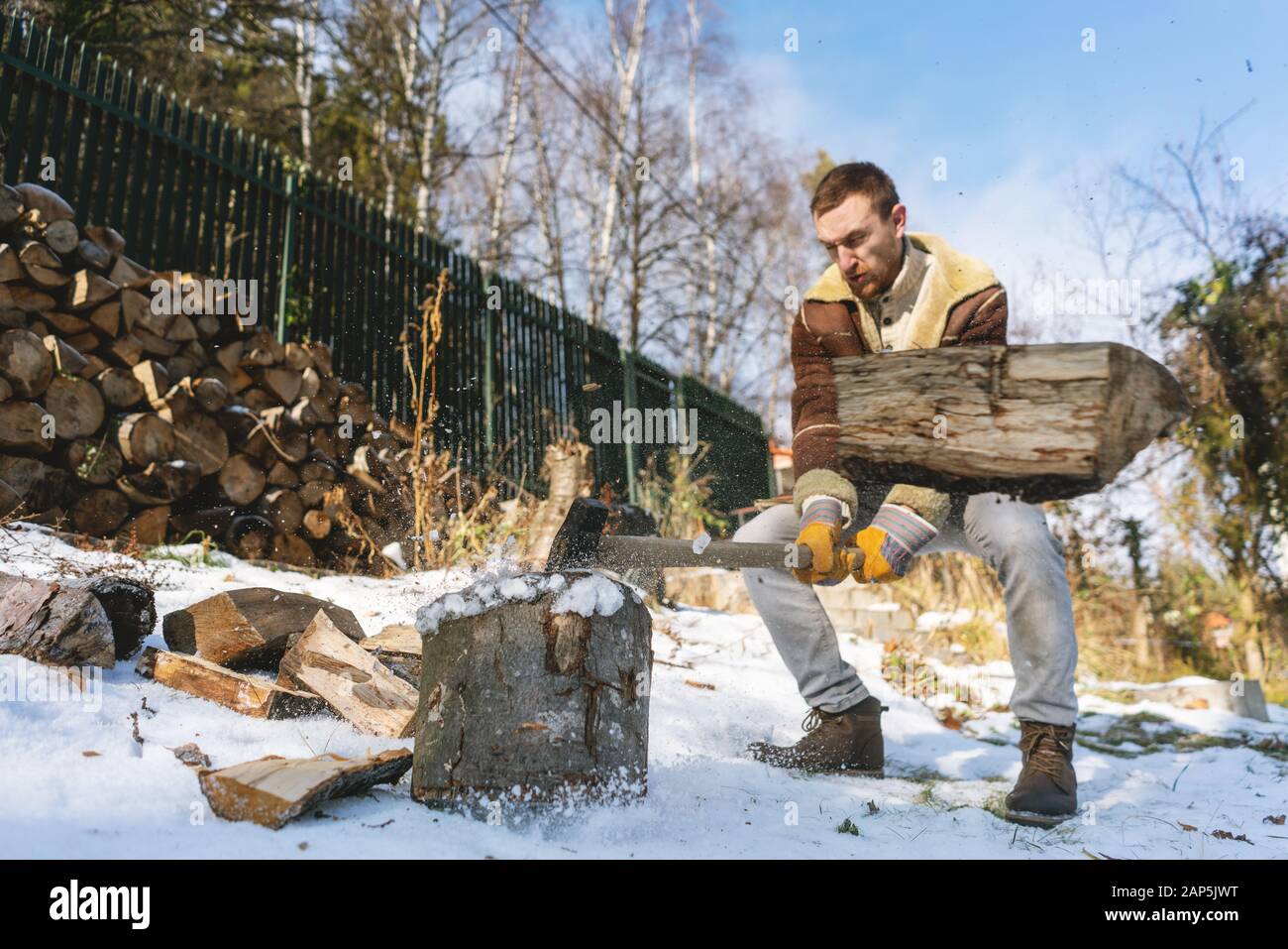 Man chopping wood hi-res stock photography and images - Alamy