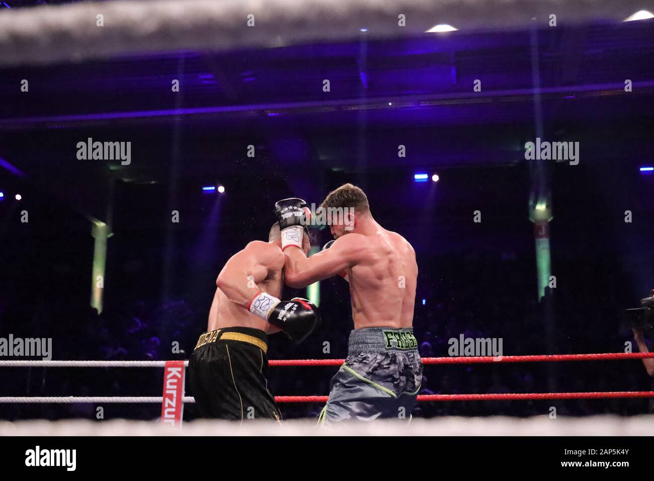 Boxkampf Roman Fress gegen Matteo Rondena German International ...