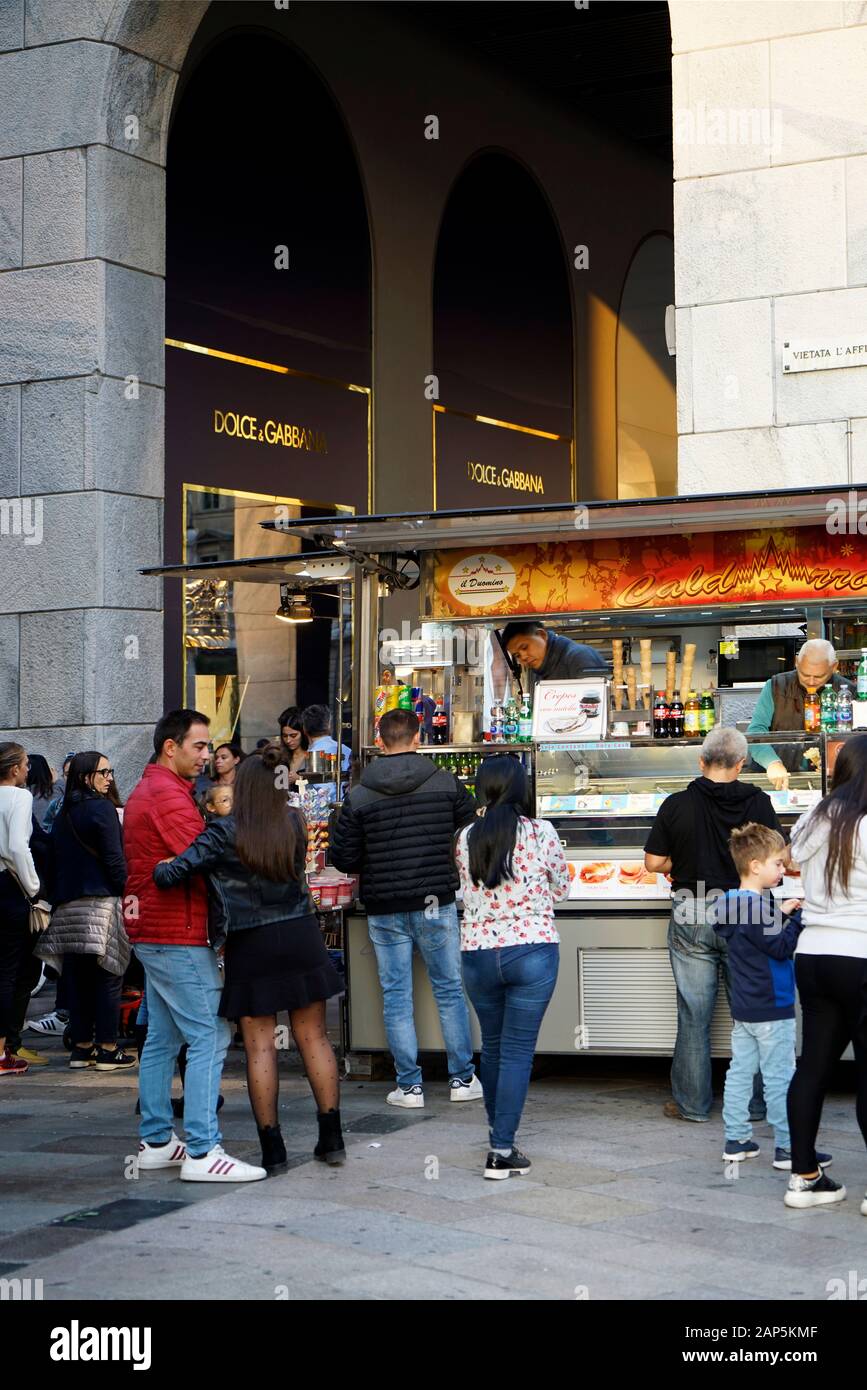 Street food kiosk, Piazza del Duomo, Milan, Lombardy, Italy, Europe ...