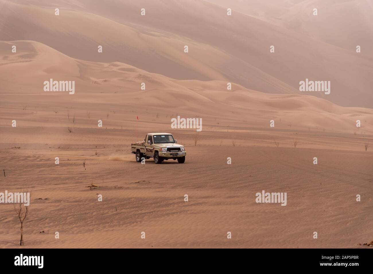 Truck facing desert hi-res stock photography and images - Alamy