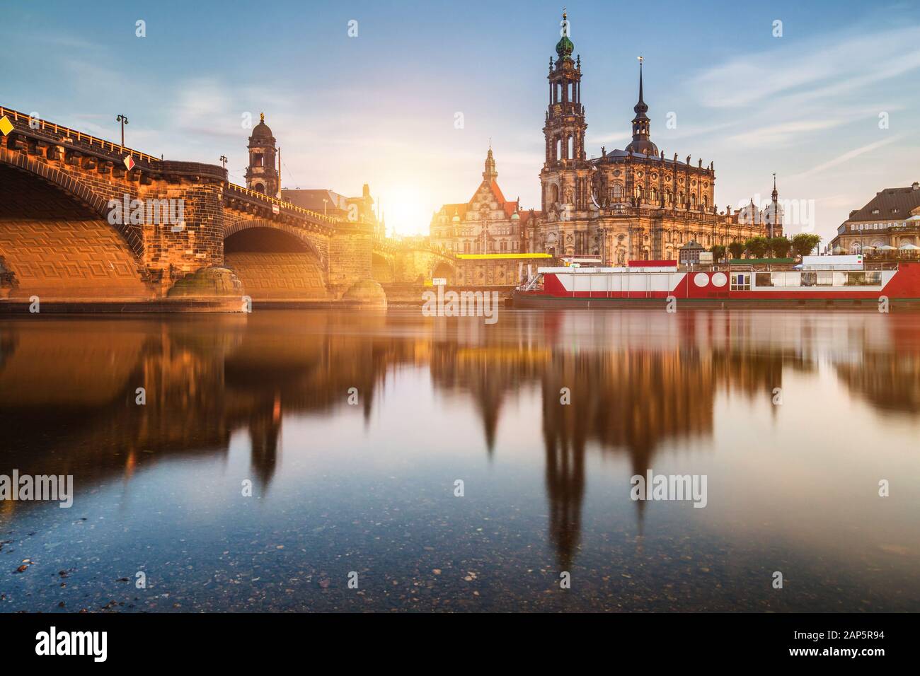 Scenic summer view of the Old Town architecture with Elbe river ...