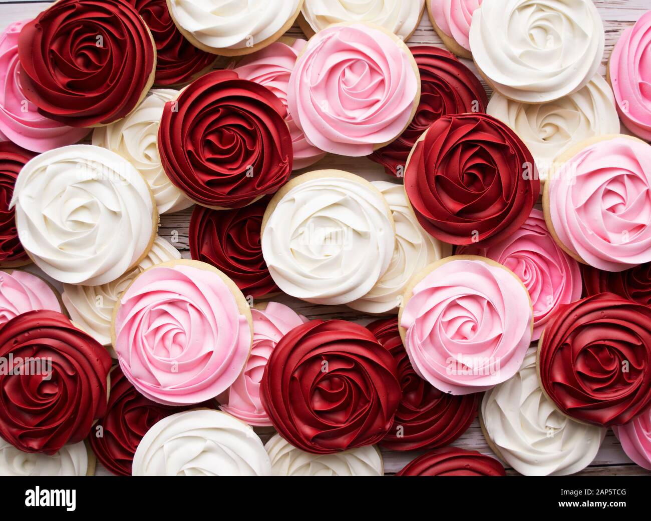 Red icing rose hi-res stock photography and images - Alamy