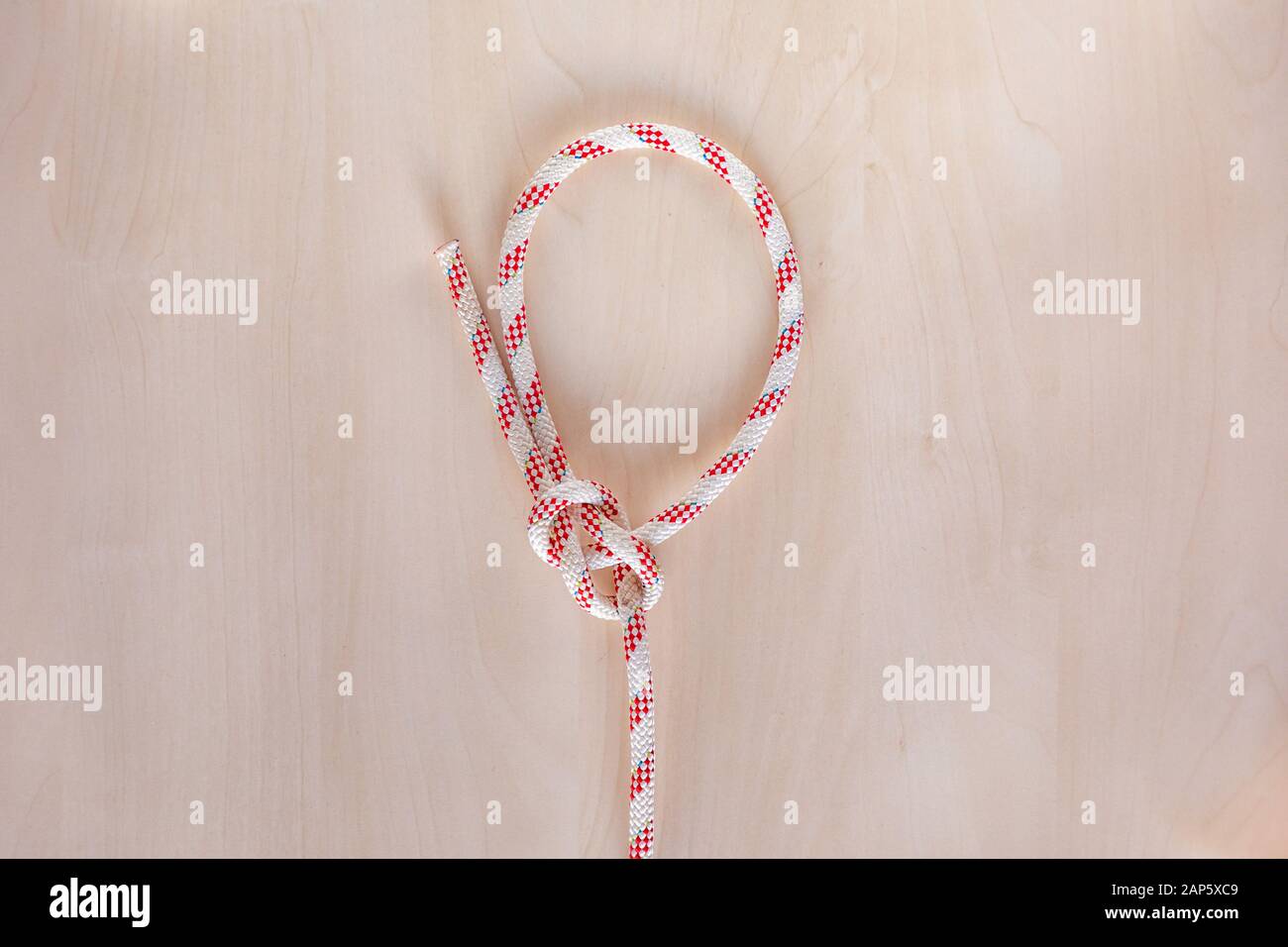 Bowline ship knot on wooden background Stock Photo - Alamy