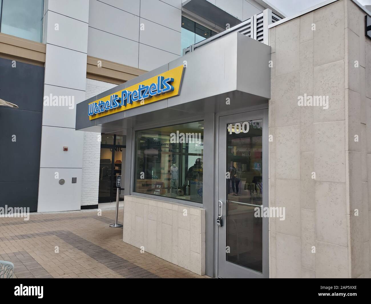 Wetzel's pretzels hi-res stock photography and images - Alamy