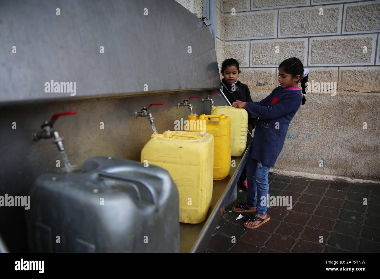 Gaza City, The Gaza Strip, Palestine. 20th Jan, 2020. Palestinian child ...