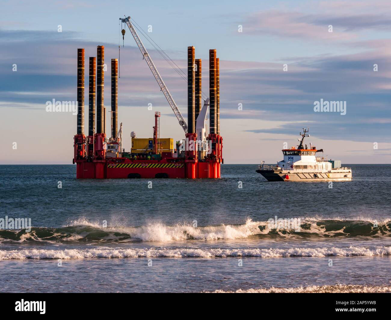 Walking jackup barge hi-res stock photography and images - Alamy