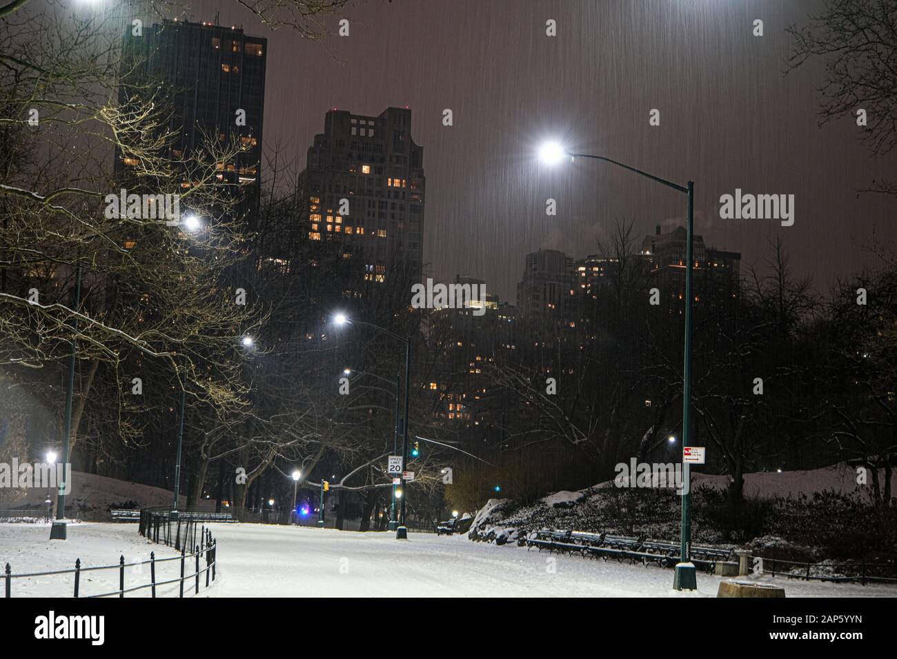 Couple snow night hi-res stock photography and images - Alamy