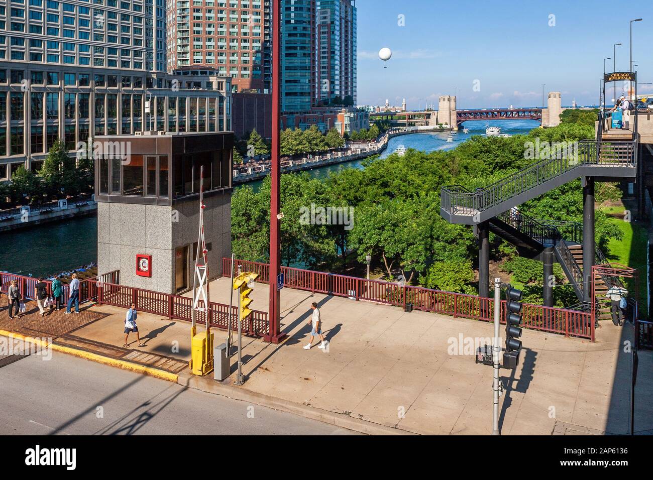 Chicago river bridge summer hi-res stock photography and images - Alamy