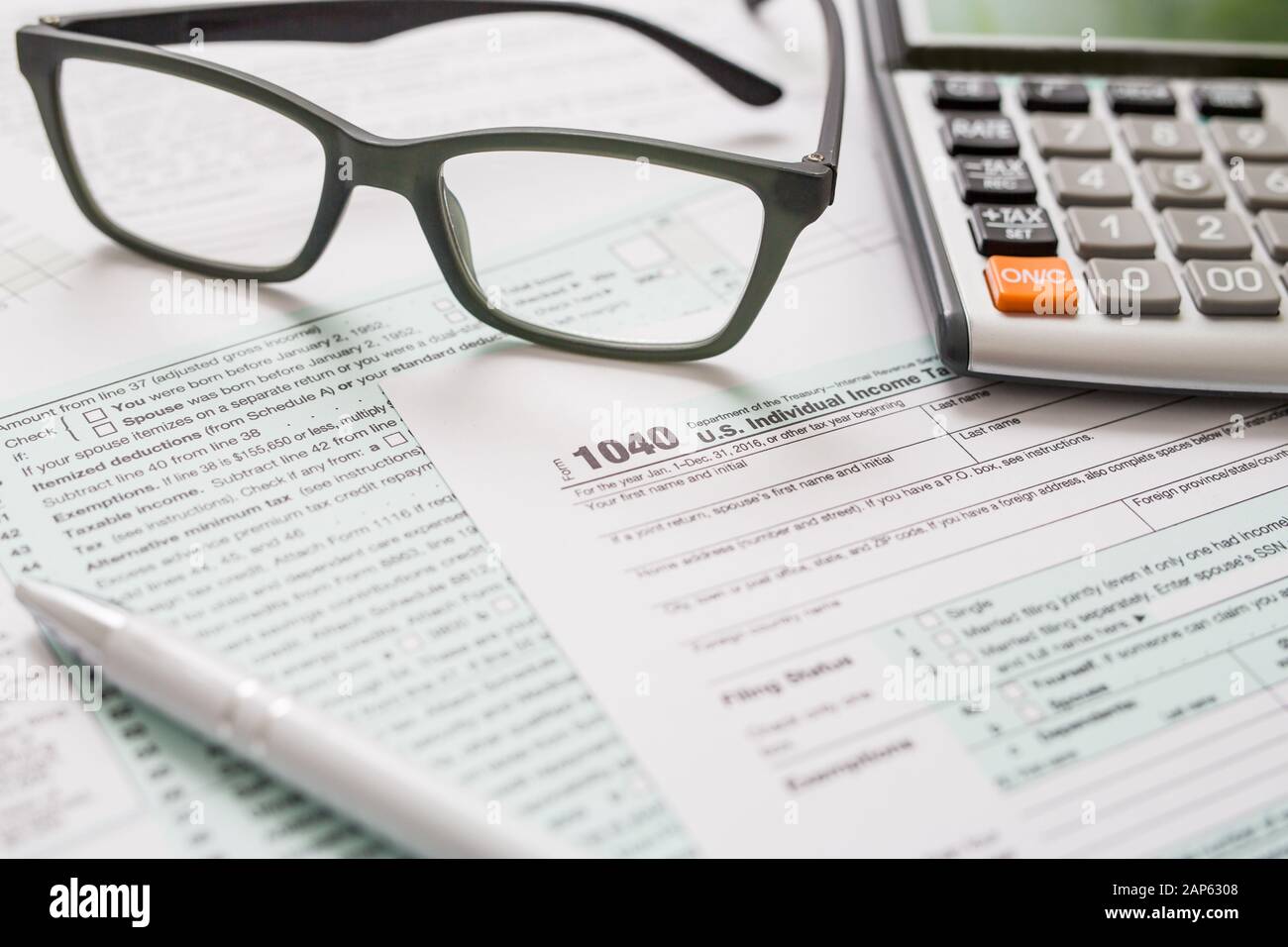 tax return form income calculator irs individual Stock Photo - Alamy