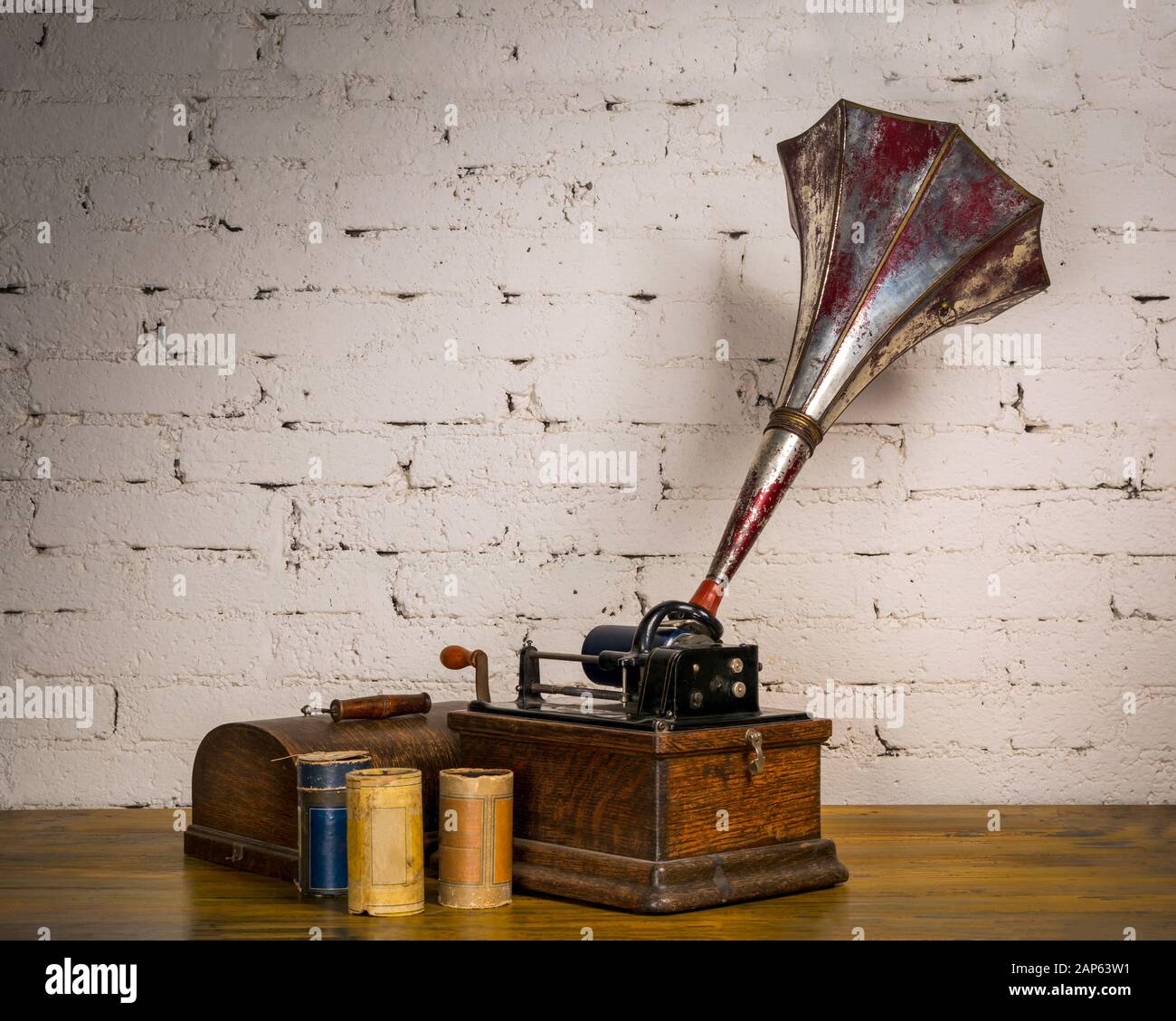 Antique gramophone phonograph megaphone hi-res stock photography and ...