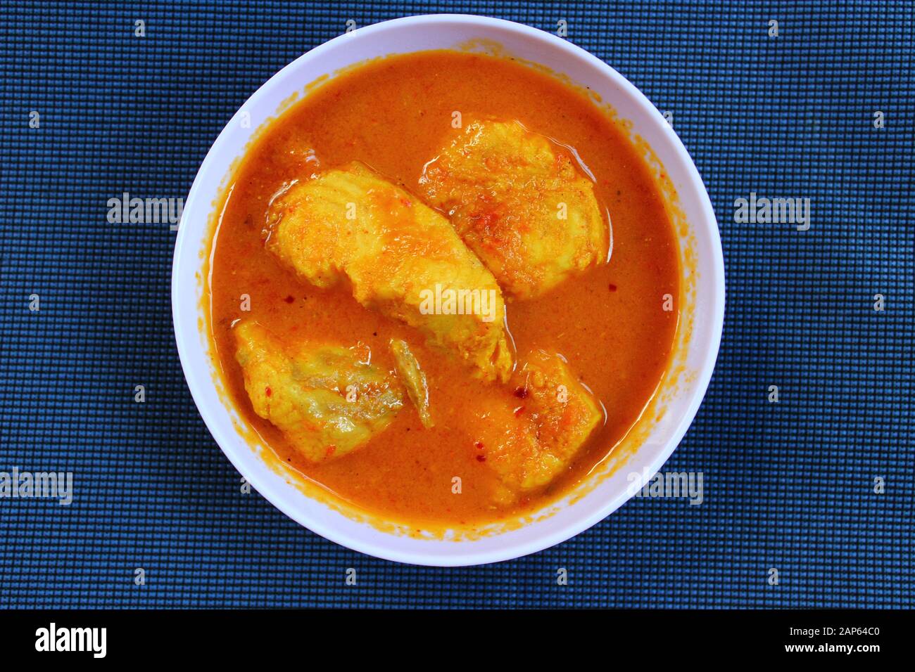 Cooked boneless Singara fish pieces in a plastic bowl Stock Photo - Alamy