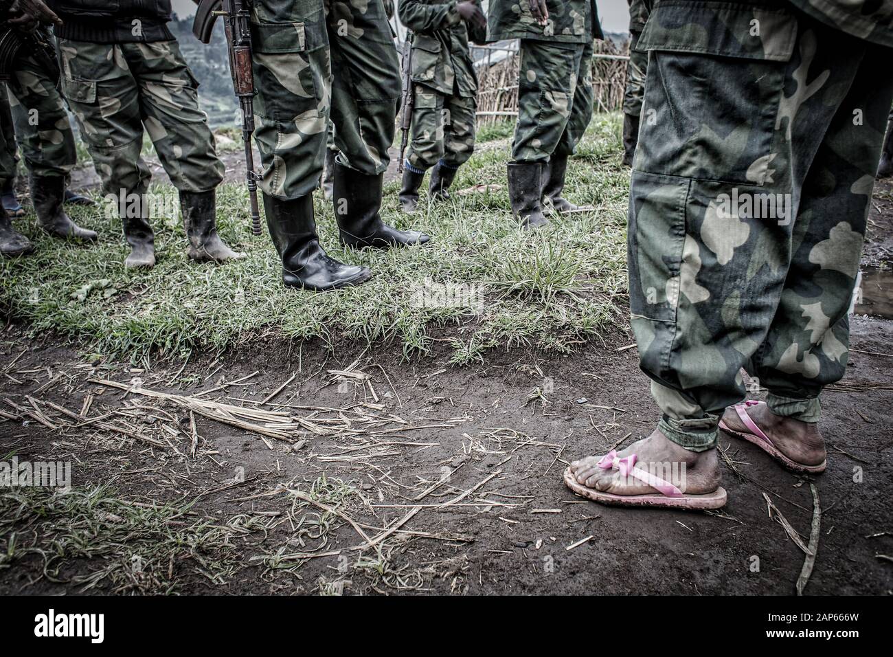 Soldiers, weapons, Kalashnikov, machete, Republic Democratic of Congo ...