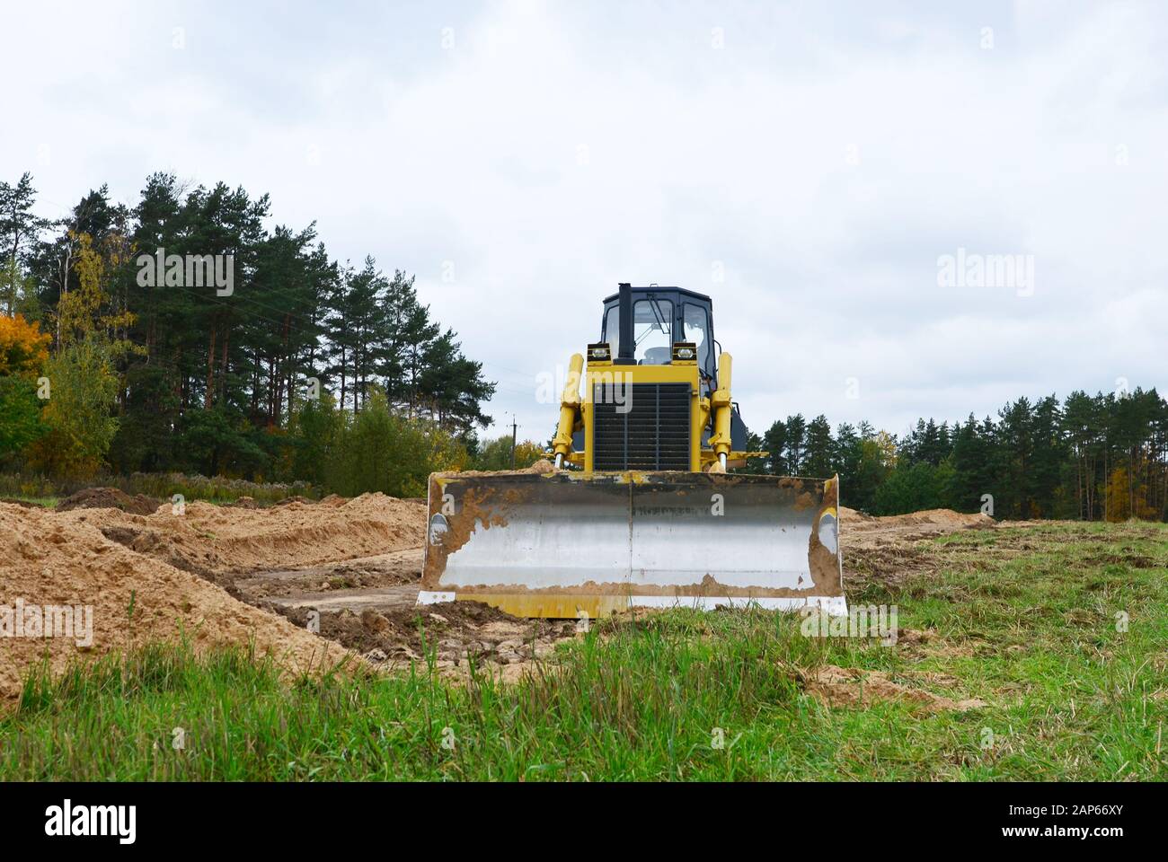 Track-type bulldozer, earth-moving equipment. Land clearing, grading ...