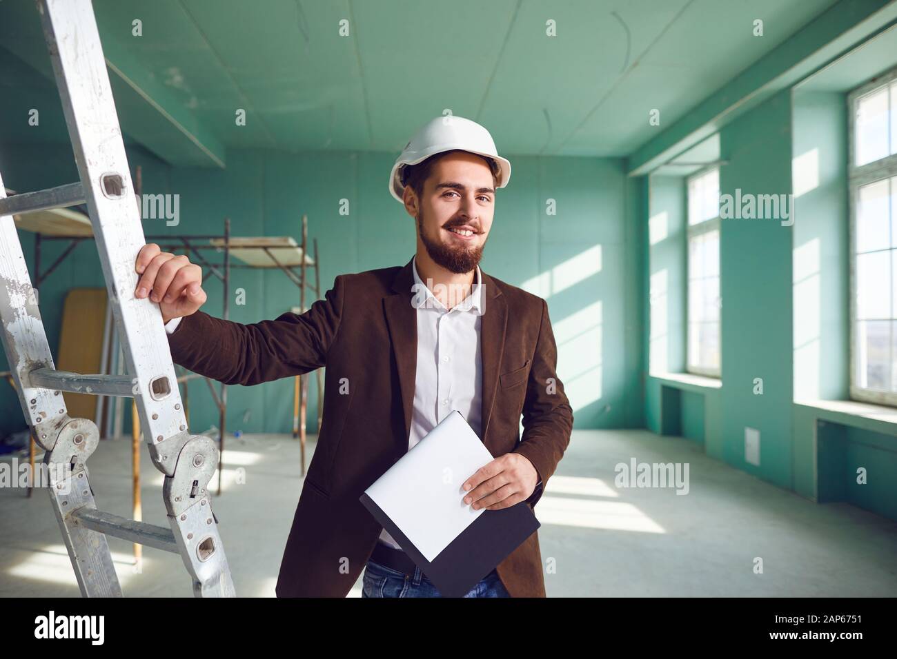 White helmet hi-res stock photography and images - Alamy