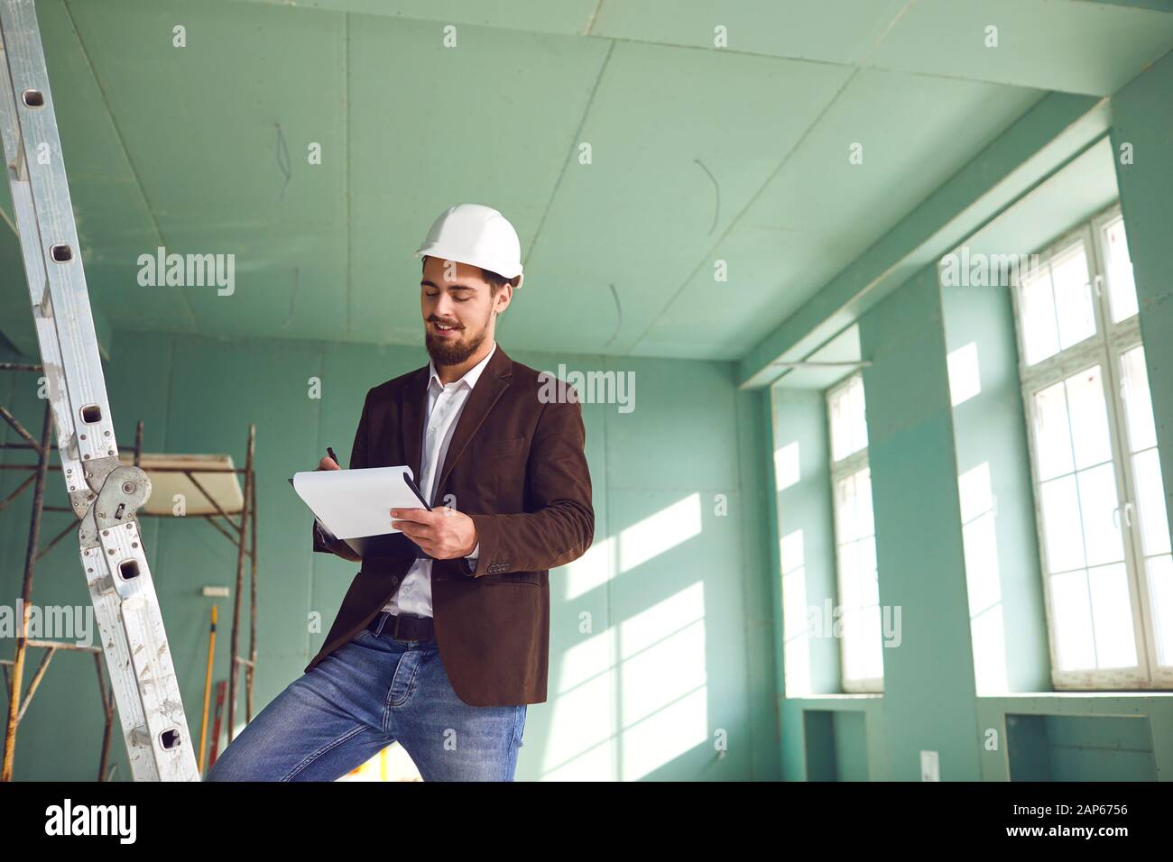 Contractor builder hi-res stock photography and images - Alamy