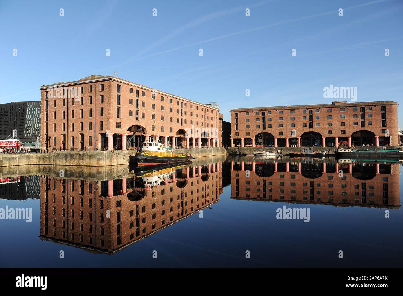 Sunny winters afternoon on Liverpool waterfront Stock Photo - Alamy
