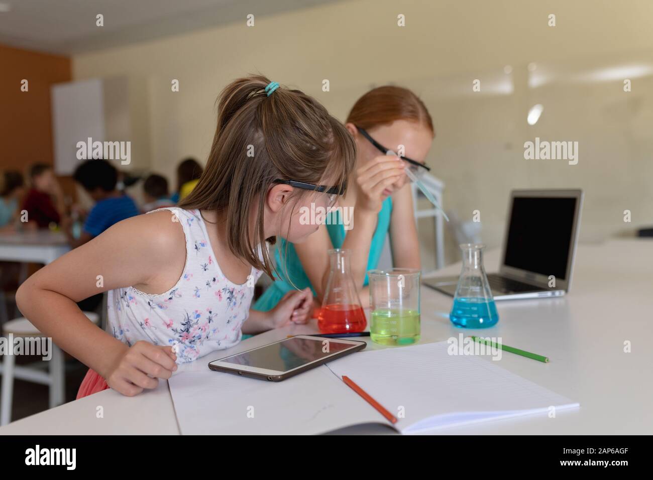 Elementary school girls hi-res stock photography and images - Alamy