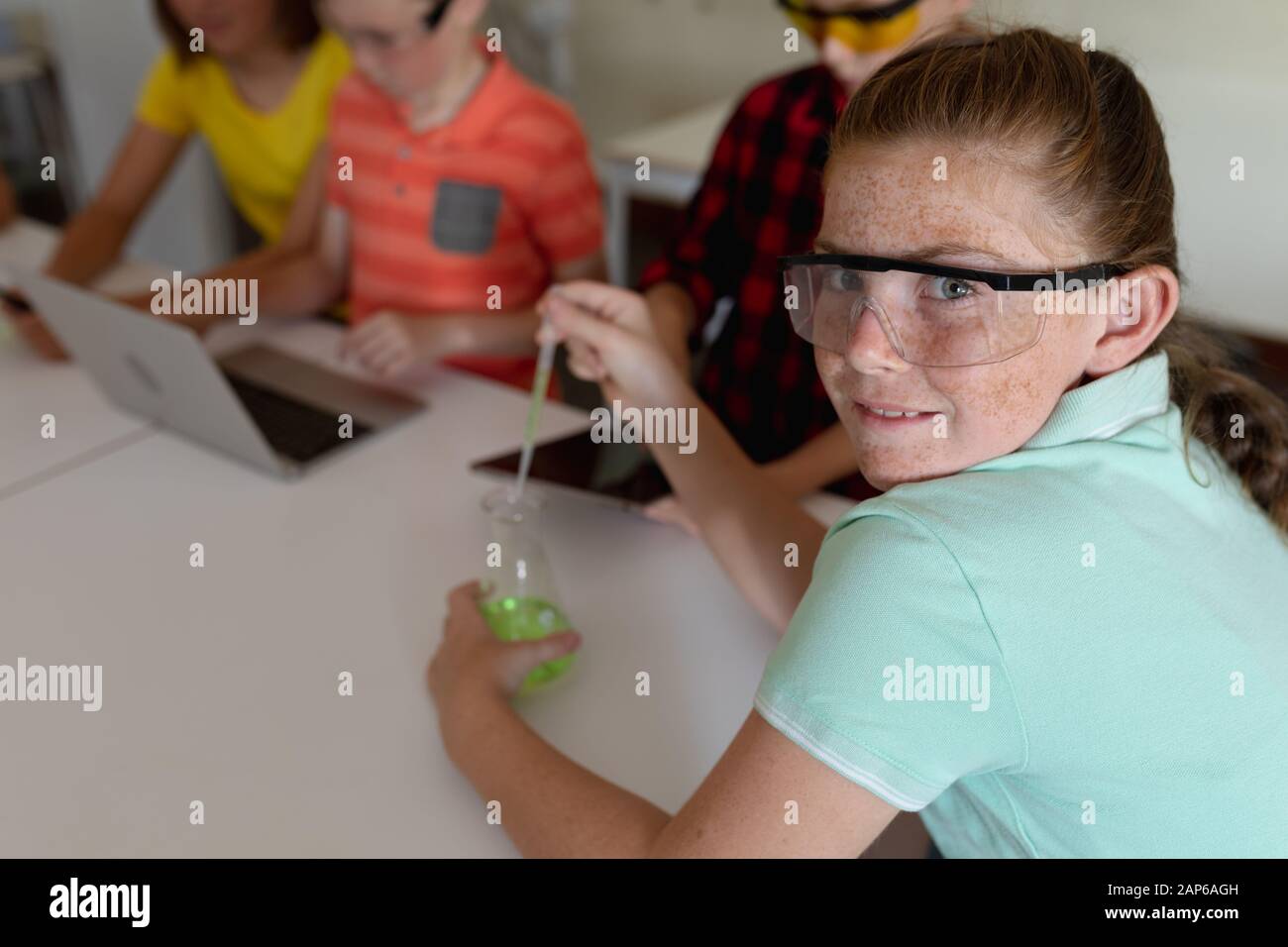 Student girl using chemistry hi-res stock photography and images - Alamy