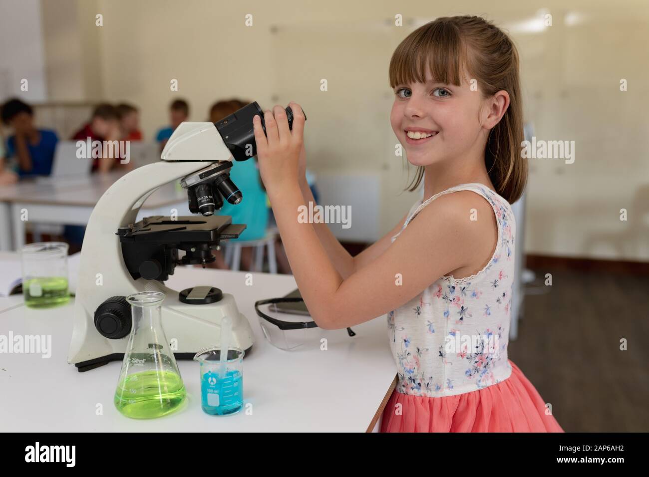 Chemistry class girl hi-res stock photography and images - Alamy