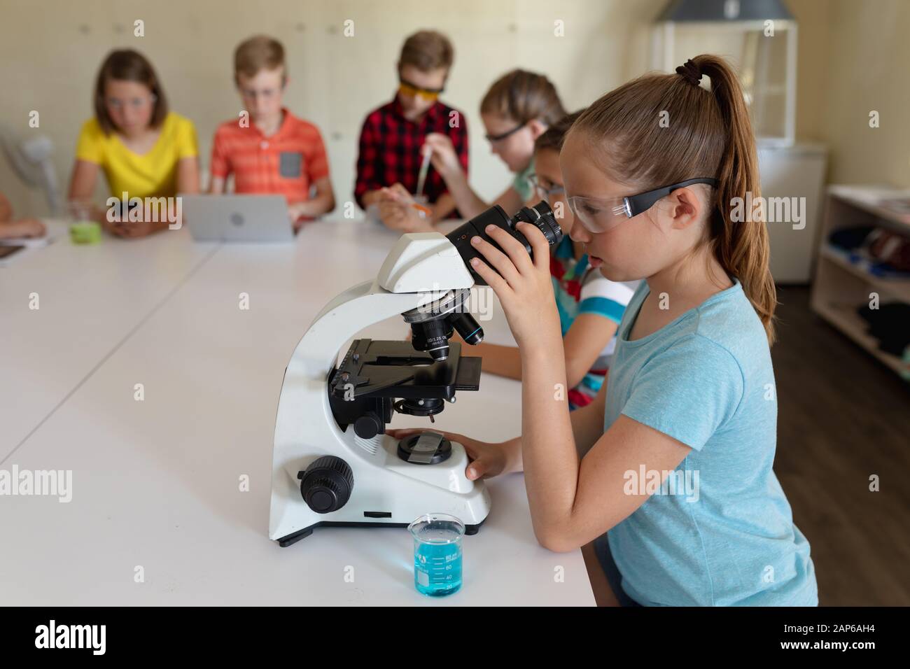 Elementary class group science hi-res stock photography and images - Alamy