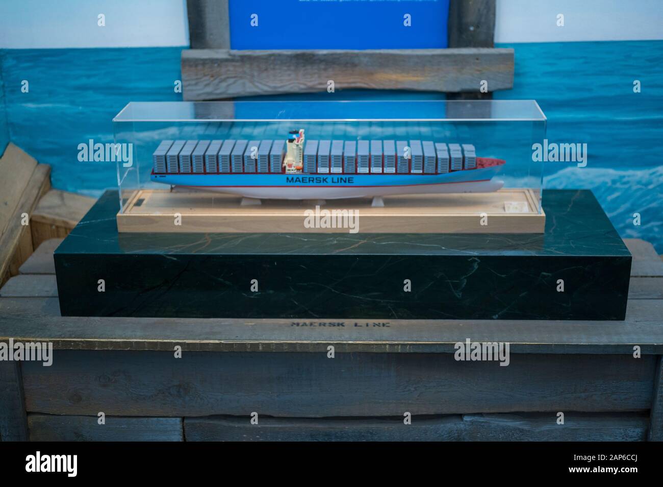 Maersk line container ship hi-res stock photography and images - Alamy