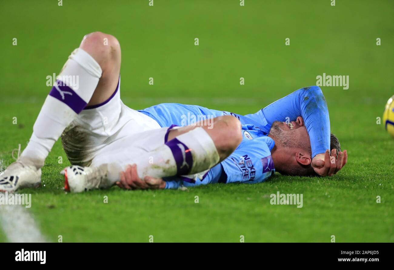 Bad tackle premier league hi-res stock photography and images - Alamy