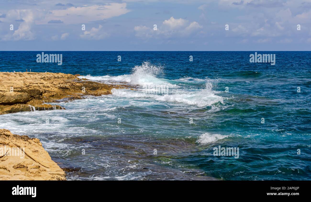 Water breaks on the rocks hi-res stock photography and images - Alamy