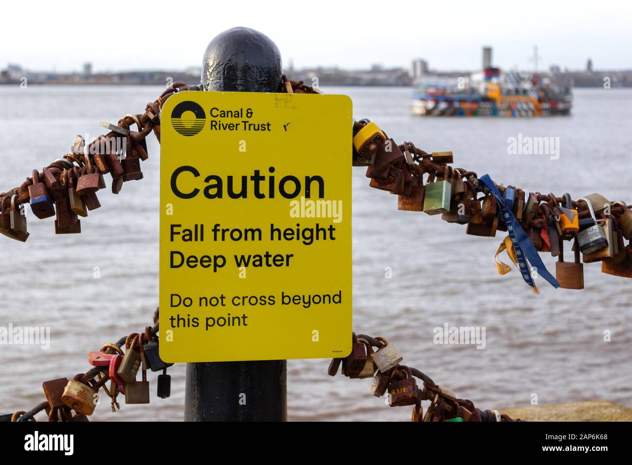 Canal and river trust warning sign hi-res stock photography and images ...