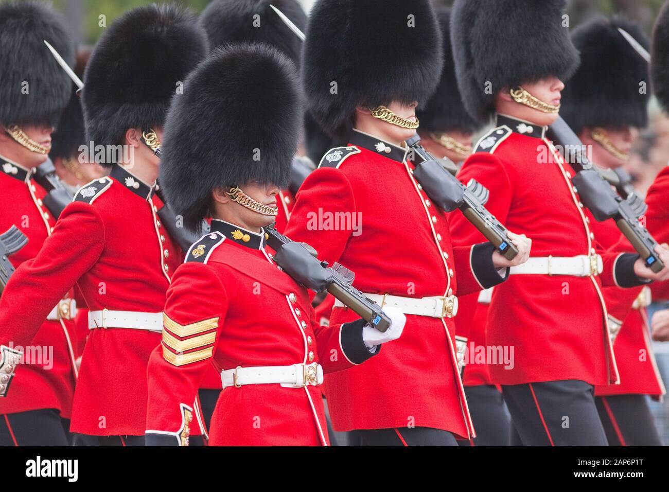 Royal guard standing buckingham hi-res stock photography and images - Alamy
