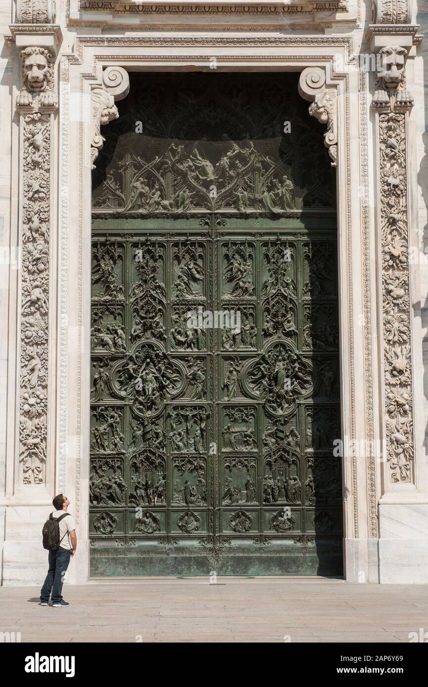 Monumental entrance to the city of milan hi-res stock photography and ...