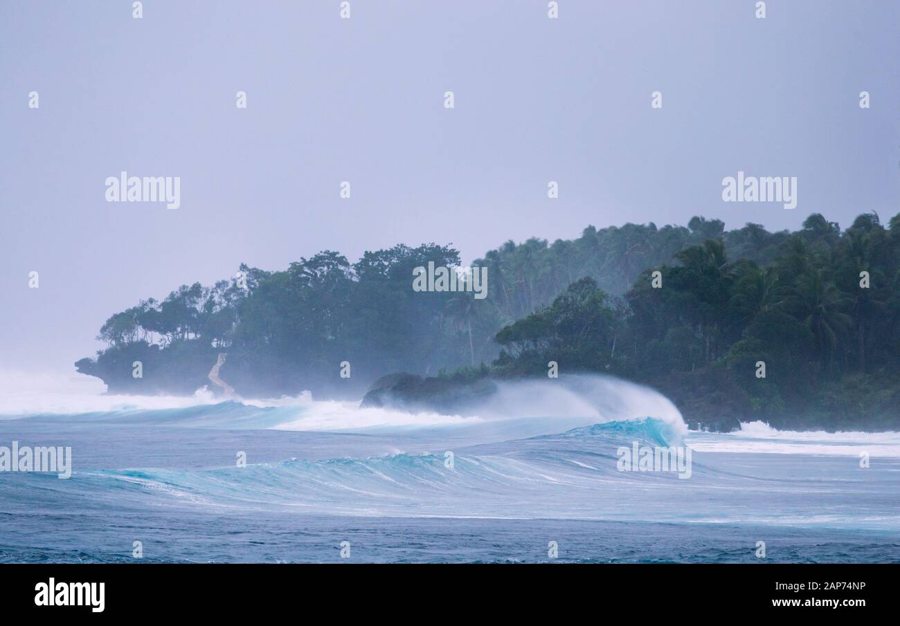 Waves breaking against off hi-res stock photography and images - Alamy