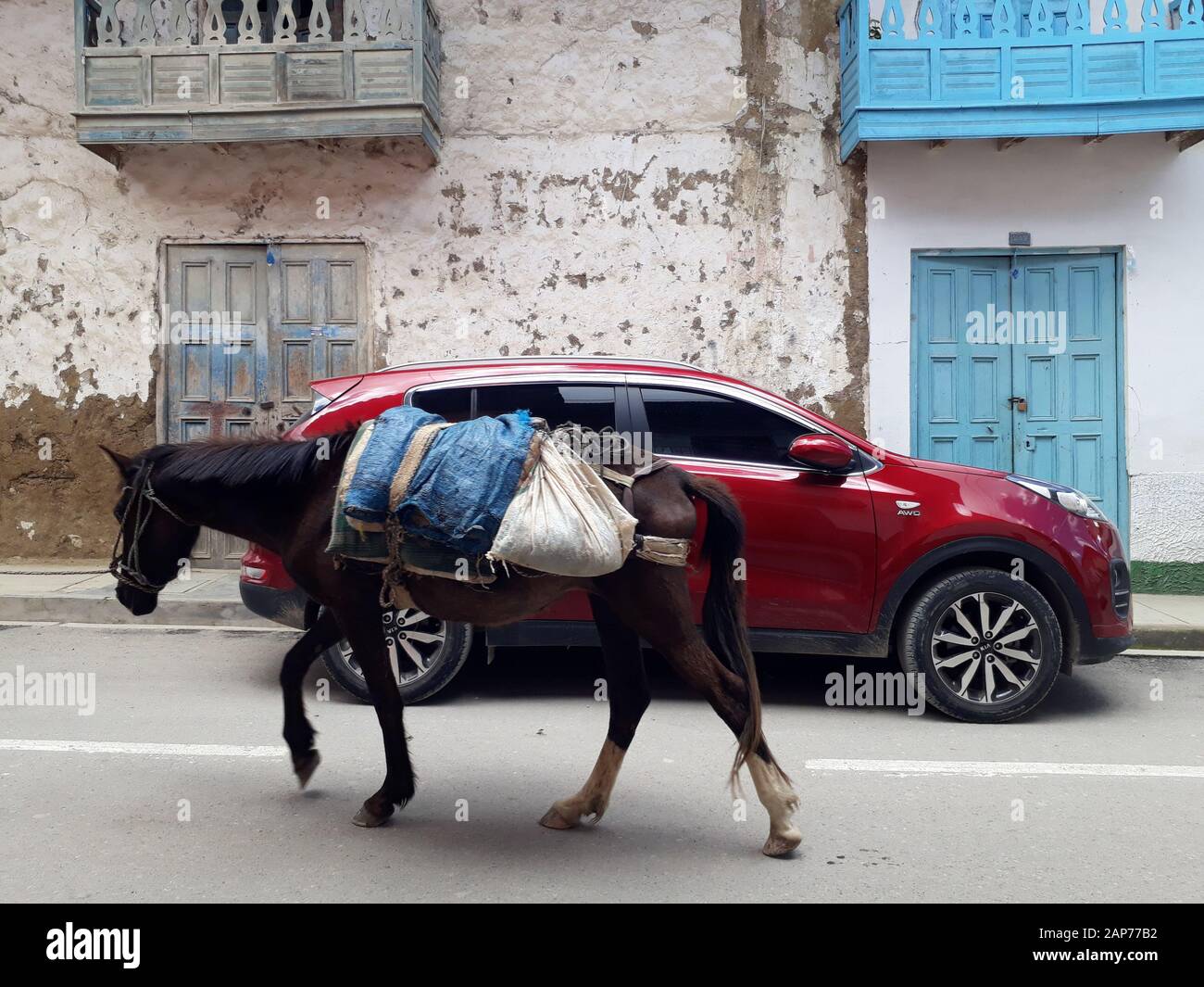 Car passing frame hi-res stock photography and images - Alamy