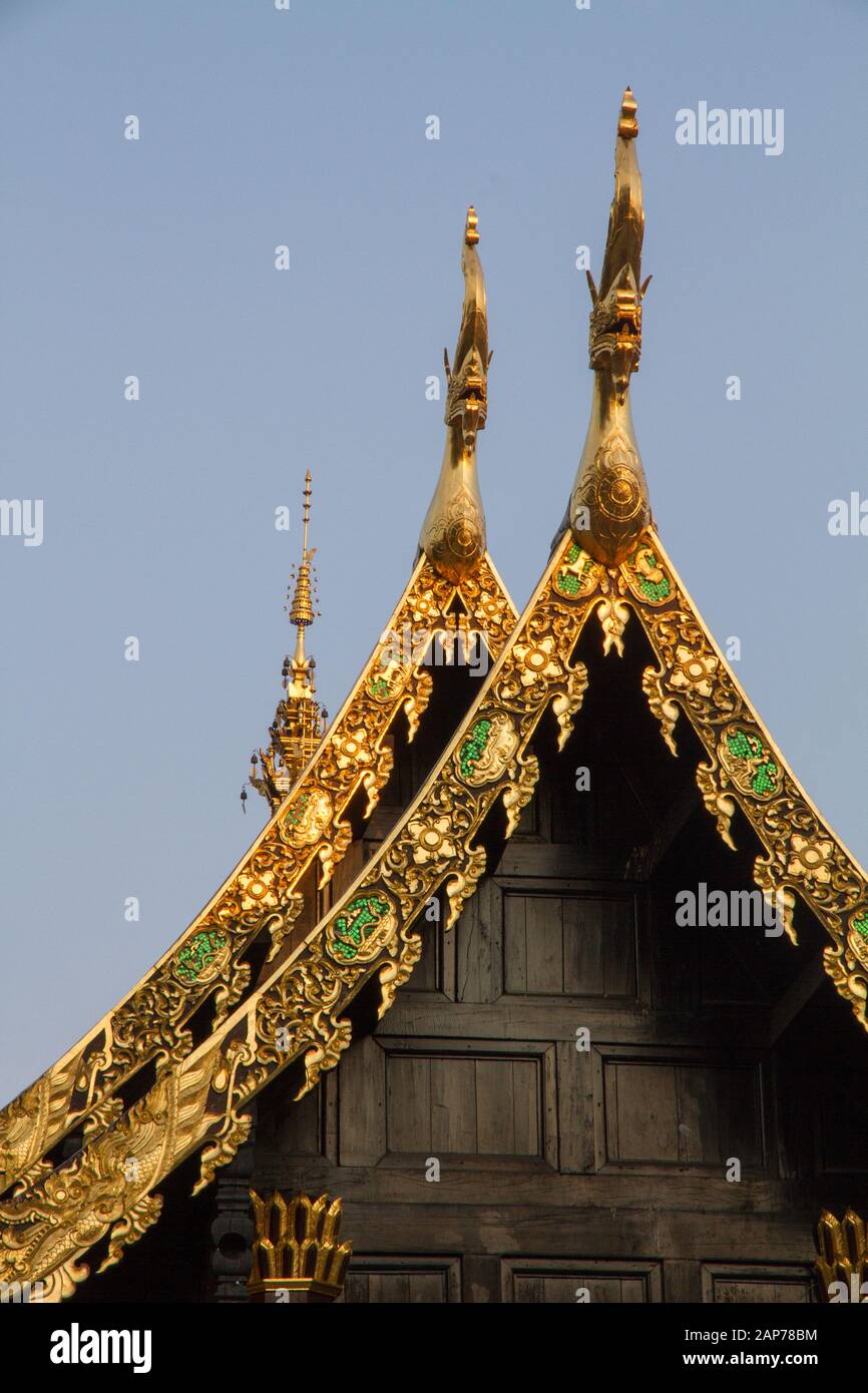 Thai temple roof decorations hi-res stock photography and images - Alamy