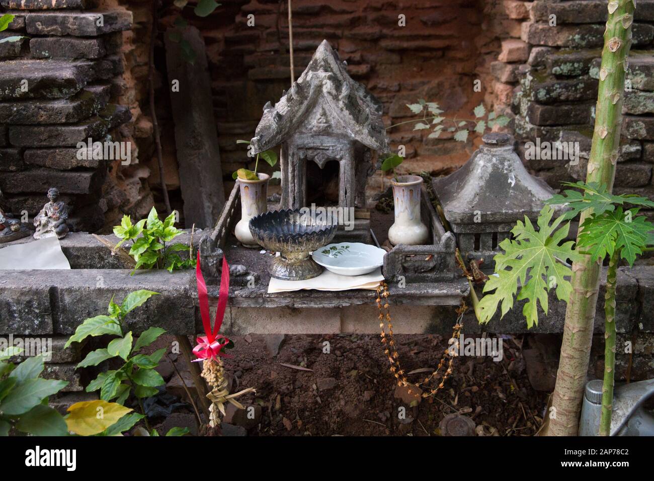 Thai buddhist altar hi-res stock photography and images - Alamy