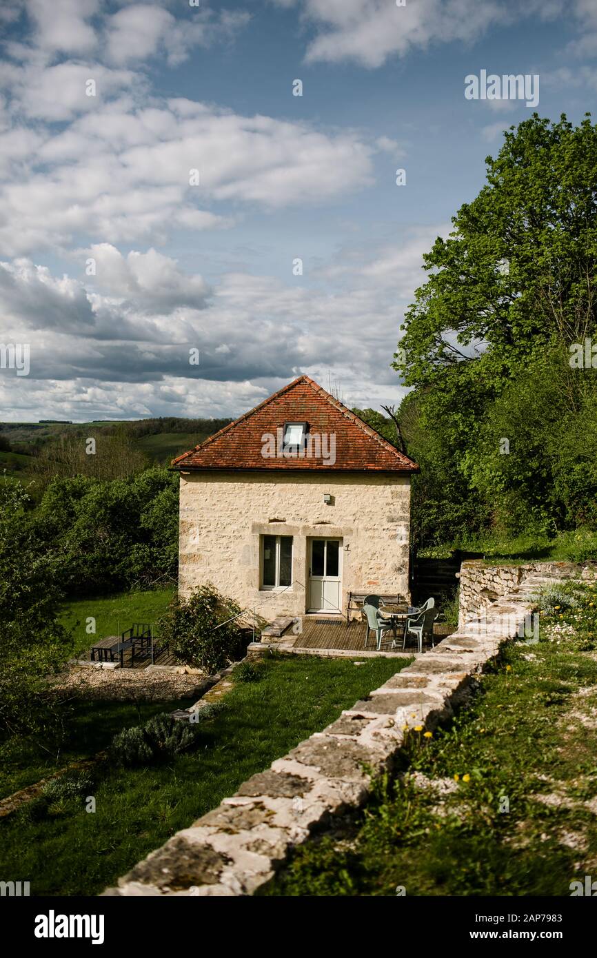 Cottage hill hi-res stock photography and images - Alamy