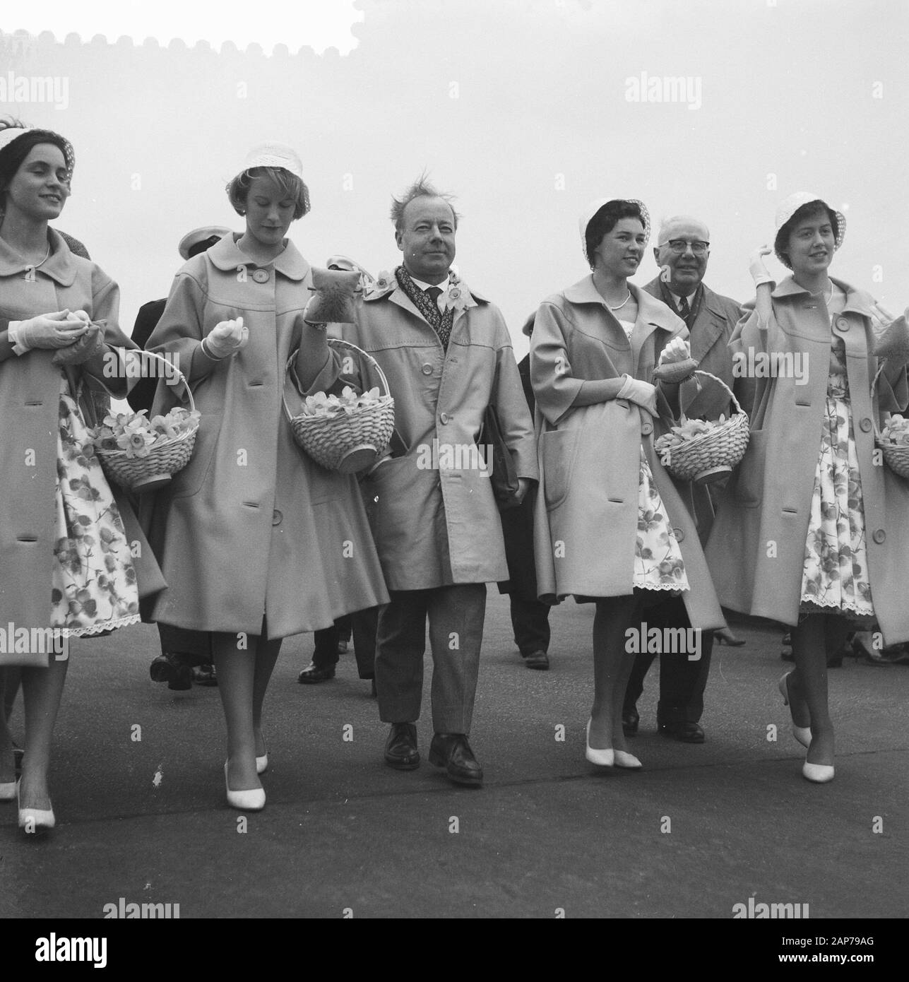 Arrival of Heinz Ruhman with wife and son at Schiphol Date: April 13 ...
