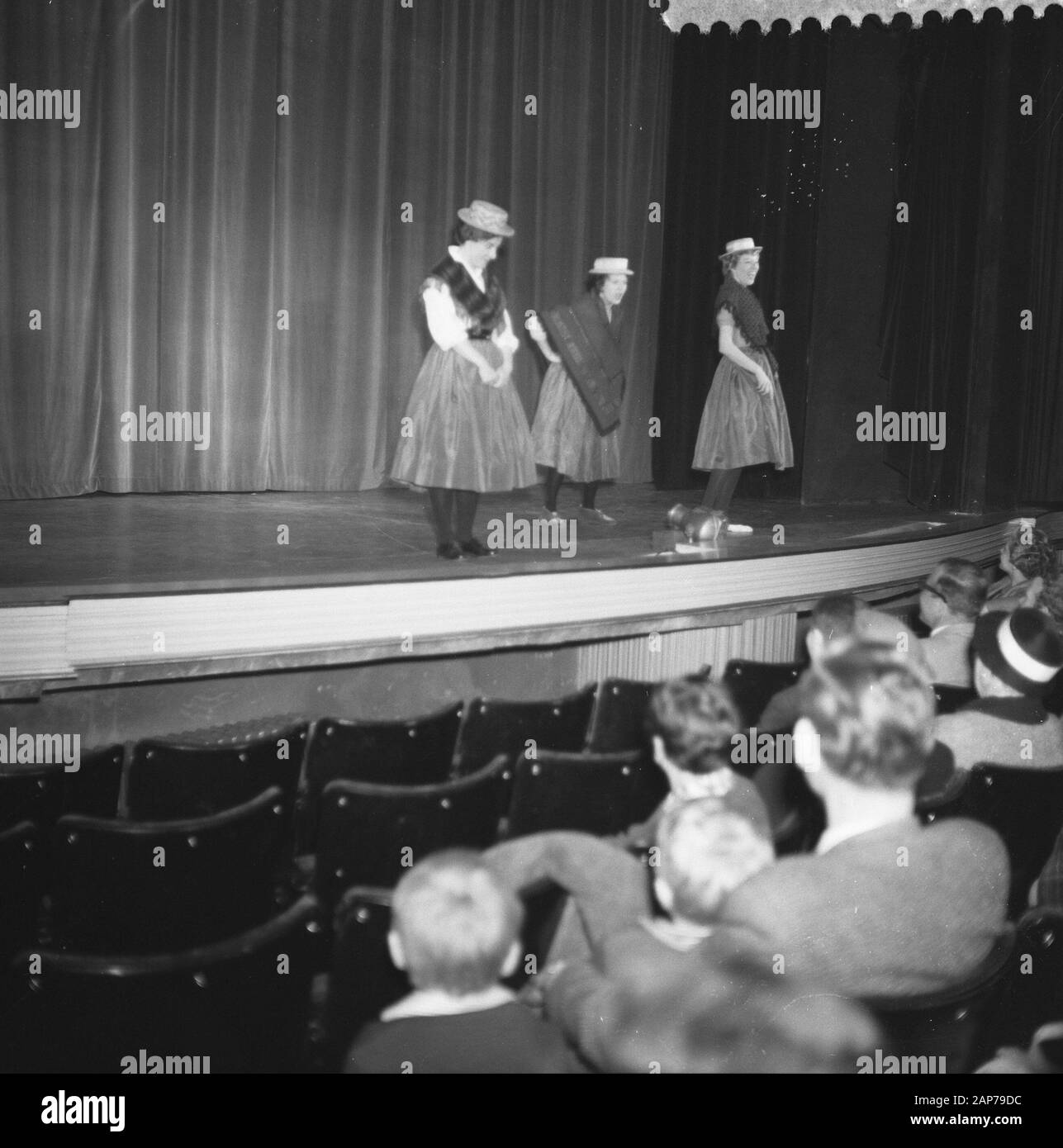Artists bring pause program for Doe Open Action Date: April 20, 1960 ...
