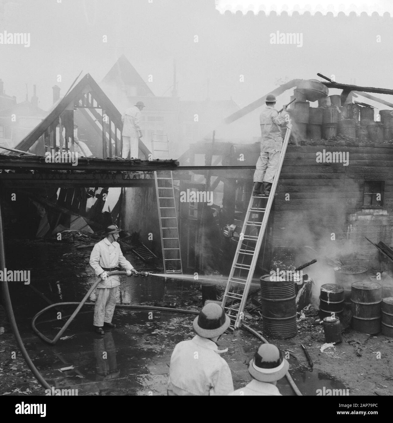 Brand in paint factory in Oeschie Date: June 21, 1960 Location: Oeschie ...