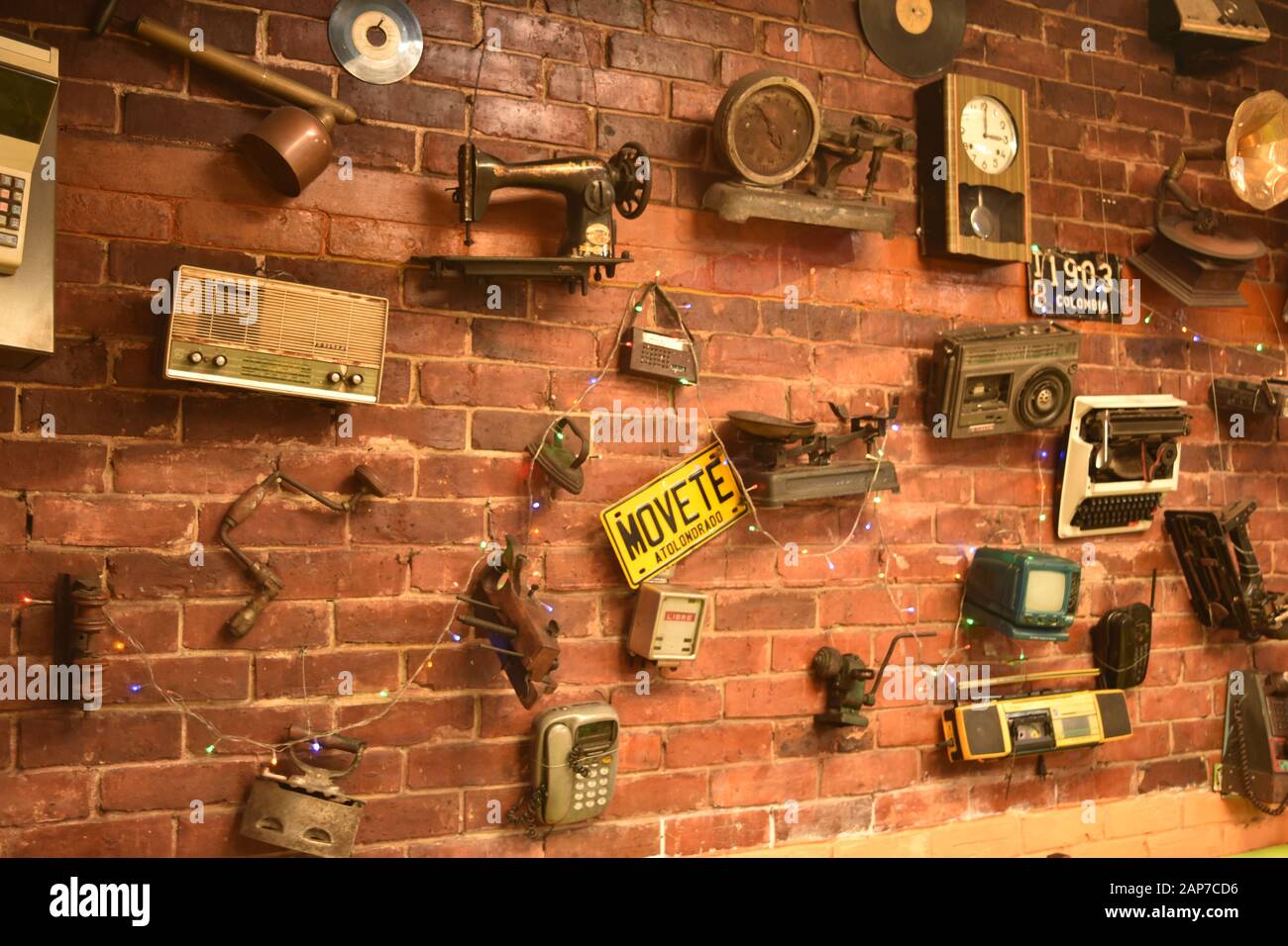 a-plaquet-with-the-words-movet-now-in-spanish-stock-photo-alamy