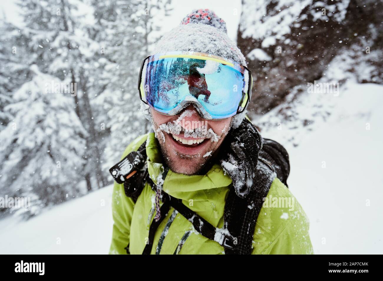 Male 20 smiling camera hi-res stock photography and images - Alamy
