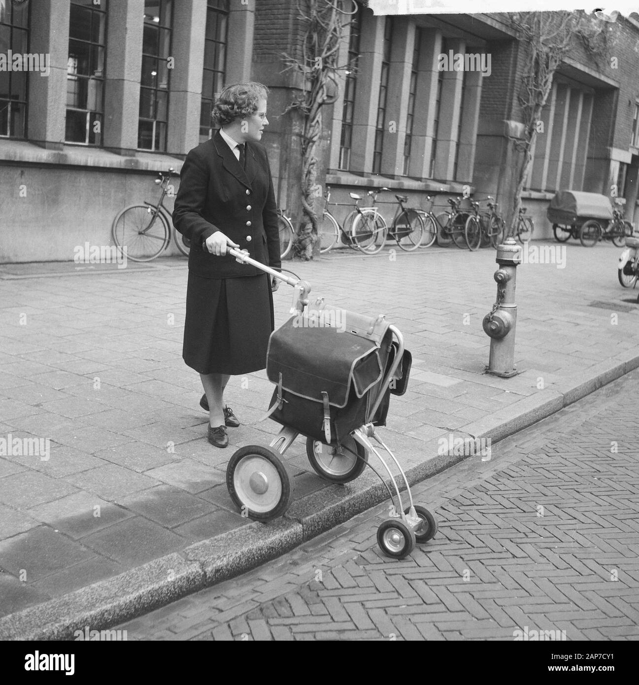 4 wheeled carts hi-res stock photography and images - Alamy