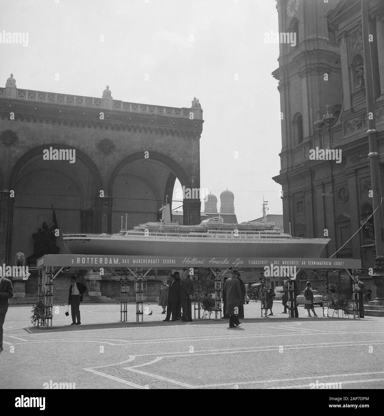 Munich society Black and White Stock Photos & Images - Alamy